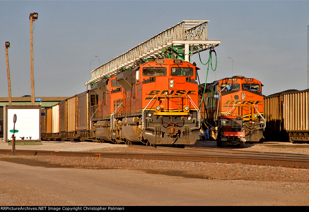 BNSF 9215 and BNSF 6383
